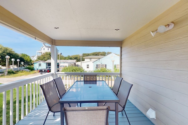 Coastal Home With Patio, Close To Beach And Local Attractions - North Carolina Aquarium at Pine Knoll Shores, Pine Knoll Shores