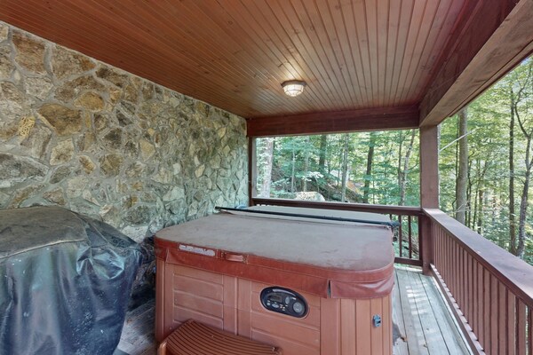 Peaceful Dog-friendly Retreat With Outdoor Deck, Pool Table And Hot Tub - Roan Mountain, TN