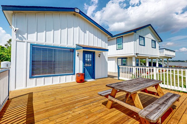 2-bedroom Cozy Guest Home With, Gym, Patio, Shared Pool And Views - Deer Park, TX