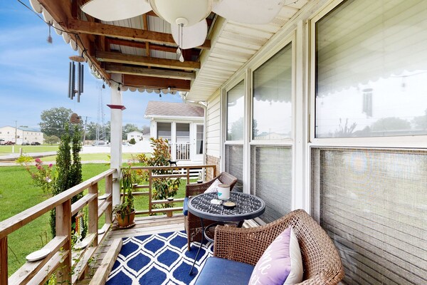 Town Of Rehoboth Beach Dog Friendly Home Near The Beach With Gym And Grill - Rehoboth Beach, DE