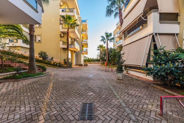 Stylish Apartment By The Beach | Free Parking - Vlorë
