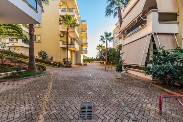 Stylish Apartment By The Beach | Free Parking - Vlorë