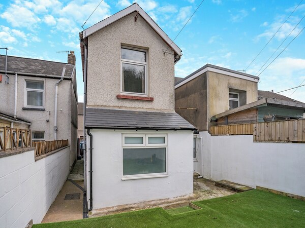 4 Bedroom Accommodation In Rhondda Valley - Pontypridd