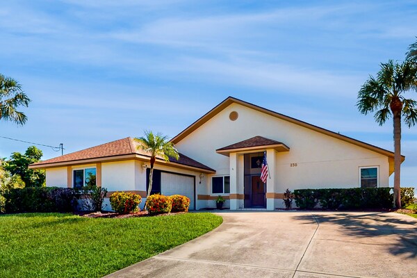 Coastal Home On Golf Course W/ Water View, Private Pool & Spa, Ac, W/d, Wifi - Englewood, FL