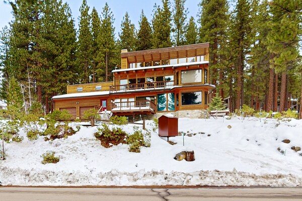 Beautiful Home With Decks, Washer/dryer, Streaming, And Lake Views - Near Skiing - North Lake Tahoe, CA