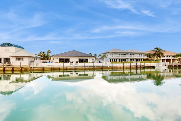 Deluxe Waterfront Retreat With Hot Tub, Pool & Cabana Club Access - Florida Keys