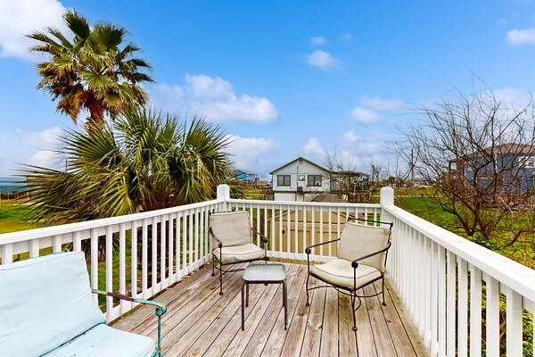 Cheerful Beach Stay With Picnic Table, Expansive Deck, Smart Tvs, W/d, & Ac - Crystal Beach, TX