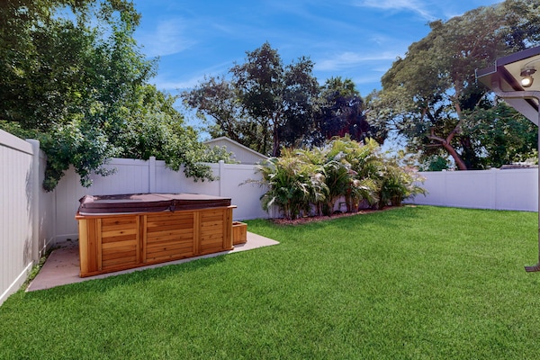 Fully Renovated, Family Friendly With Covered Patio, Hot Tub, Central Location - Tampa, FL