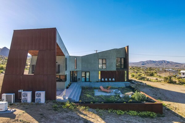 Desert Stunner In Joshua Tree With Mountain View - Near Town & Park Entrance - Joshua Tree, CA