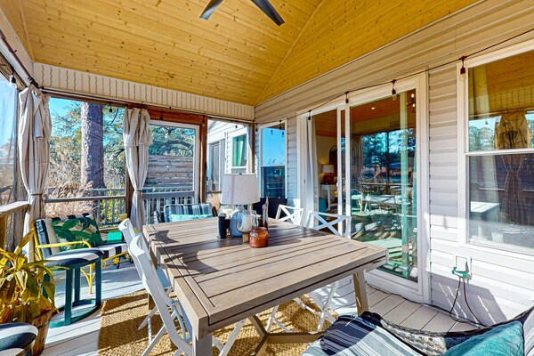 Gorgeous Creekside Cottage With Firepit, Board Games, Dock, Deck, & Washer/dryer - Sunset Beach, NC
