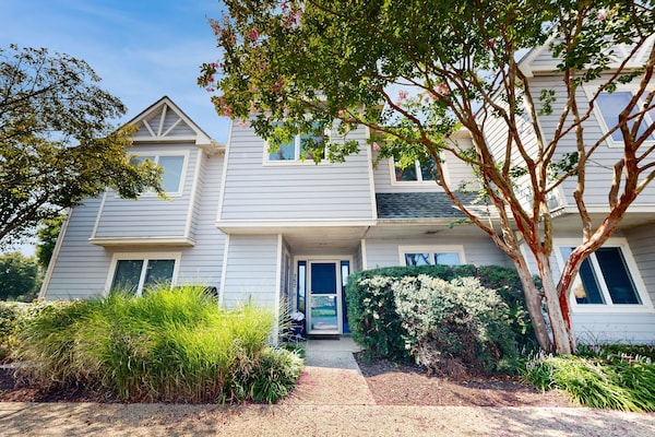 Spacious Condo Near The Beach With Pool, Pond Views From Balcony\/patio & W\/d - Rehoboth Beach, DE