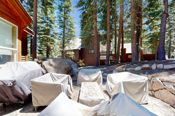 Wooded Luxury At Modern Tahoe Donner Retreat W/ Private Deck In The Pines - Truckee, CA