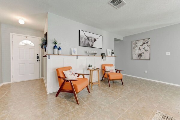 Designer Home On Quiet St W/ Spacious Backyard* - Cedar Park, TX