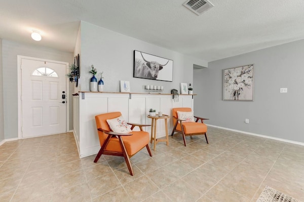 Designer Home On Quiet St W/ Spacious Backyard* - Cedar Park, TX