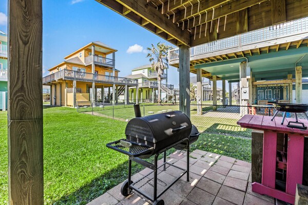 Beachfront 3br | Views, Arcade, Bar & Grill Area - Crystal Beach, TX