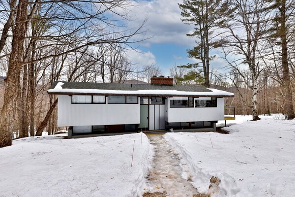 The Killington Bungalow: A Cozy 2-bedroom Retreat In The Heart Of Killington, Vermont - Killington, VT