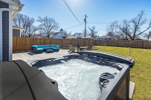 Whole House, Hottub, 2 Livingrooms, 3br, 2ba,private Yard, Fully Stocked Kitchen - Prairie Meadows Casino, Racetrack, & Hotel