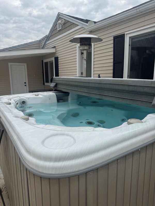 Private Pool Oasis - Hot Tub - Great Location - Fennville, MI