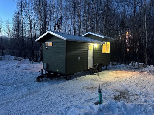 Tiny House With Bear Mountain Views.... Only 25 Minutes Outside Of Anchorage - Anchorage, AK