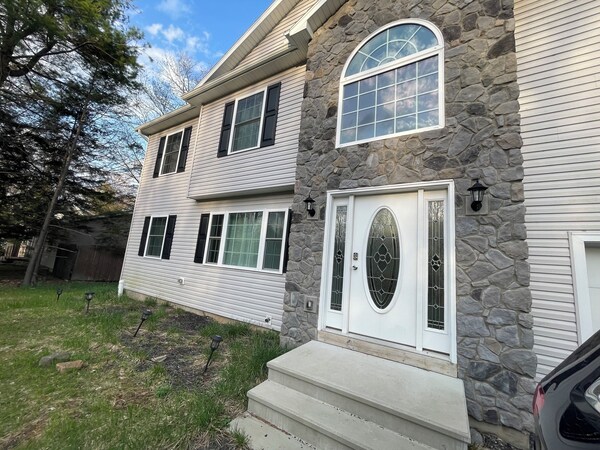 Cozy & Modern Pocono Escape  Near Lakes, Fireplace & Game Night Ready! - Pocono Mountains, PA