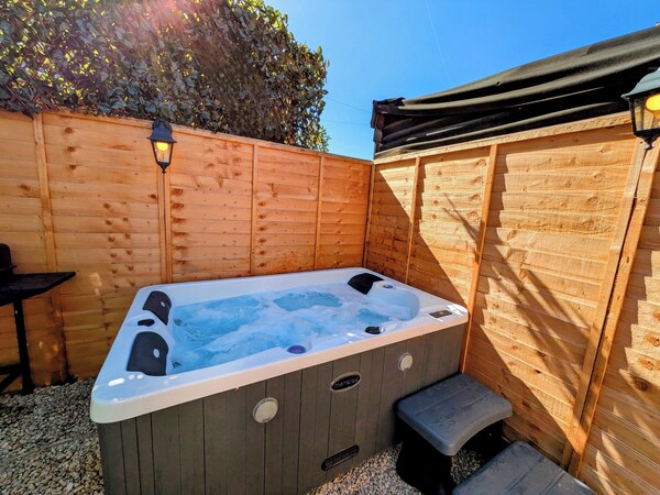 1-bed Retreat - Hot Tub, Private Garden & Bbq - 스윈던