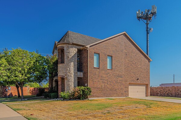 The Castle By The Lake With Pool, Balcony & Garage Parking, Great Location!! - Lewisville