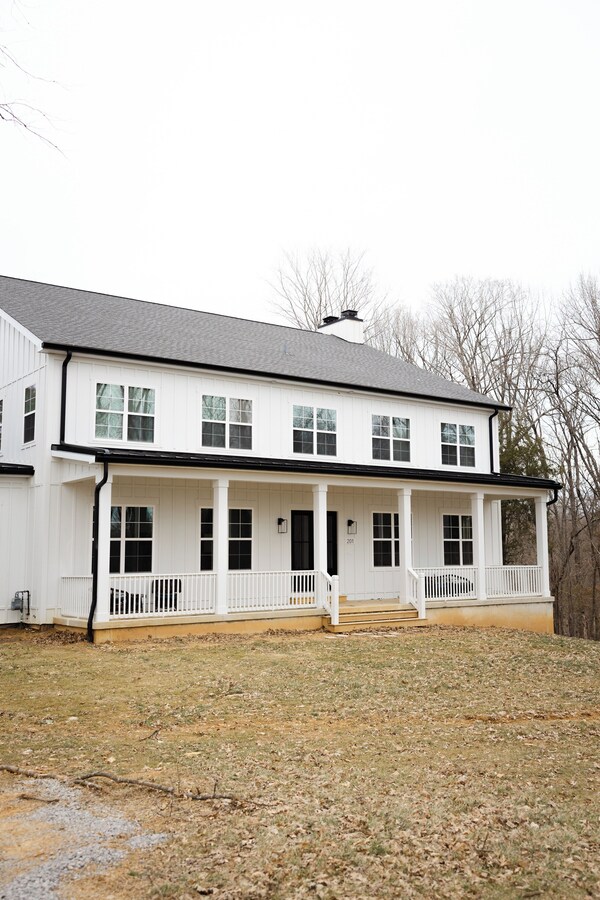 Newly Constructed Full Home W/plenty Of Space To Entertain - 5 Br 4 Bath - Louisville, KY
