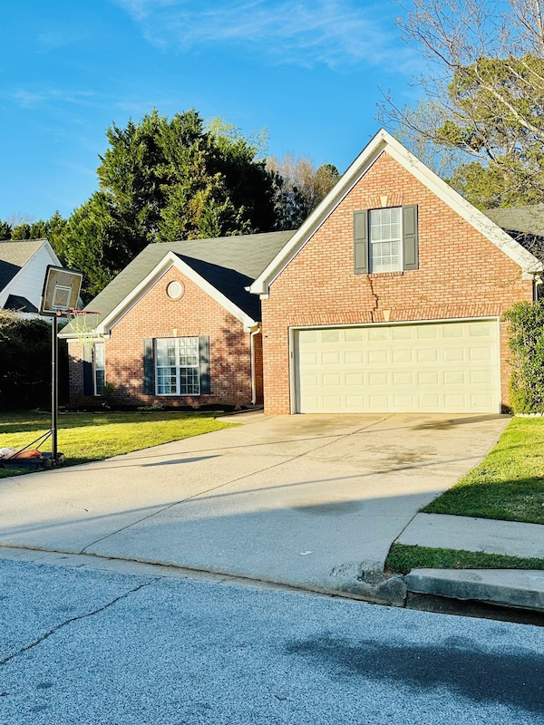 Spacious & Pet-friendly Family Home Near Shopping And Amenities !!! - Snellville, GA