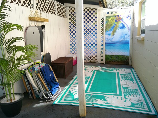 Vintage Beach Hut And Private Courtyard - Titusville, FL