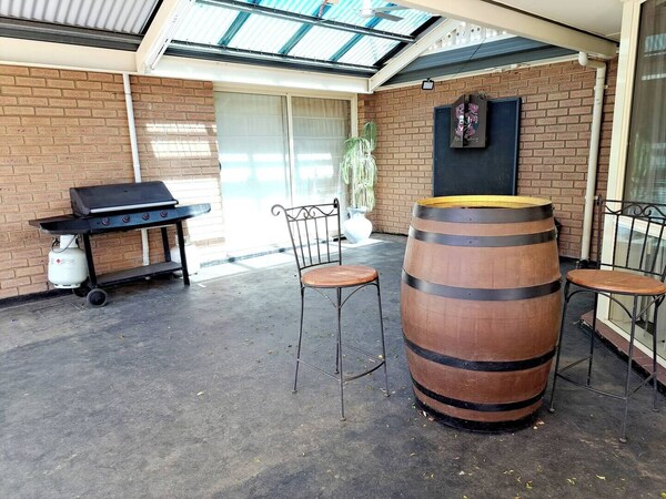 Welcome To Schnippen Inn\nperfect Base For Your Visit To The Wine Capital. - Tanunda