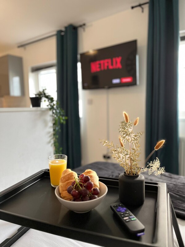 Luxe Studio Apartment - Private - Modern - Parking - Wifi - Stockport