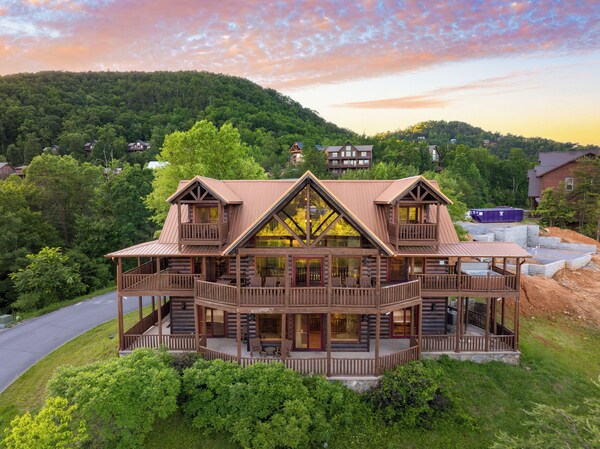 Summer Sale | Luxury Cabin W/ Elevator, Theater & Hot Tub | Smoky Vista Lodge - ガットリンバーグ, TN