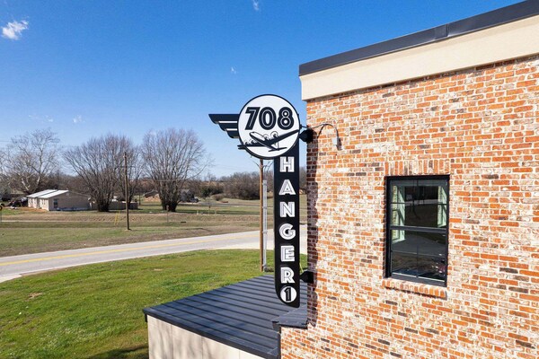 Aviator - 5 Mi To Xna - 15 Mi To Dt Bentonville - Decatur, AR