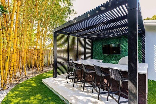 Resort Style Backyard~heated Pool~hot Tub~fire Pit - Fort Lauderdale
