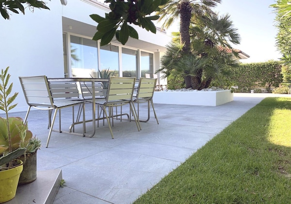 Elegant Beachfront Villa With Jacuzzi, Garden, And Panoramic Terrace. - Falconara Marittima