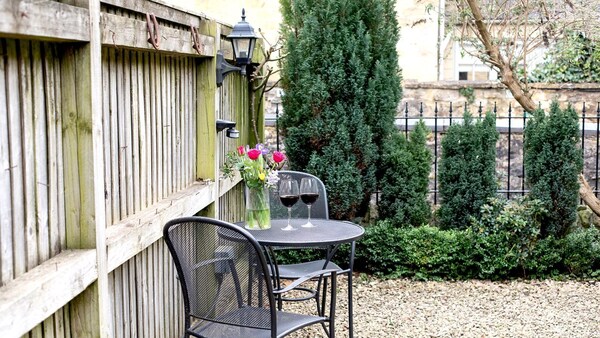 Crafty Cottage - Sleeps 2 Guests  In 1 Bedroom - Cotswolds