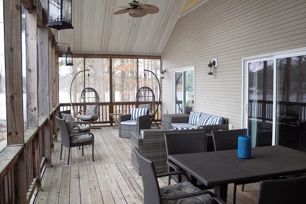 Spacious 7-bedroom, 5-bath Home On 168' Of A Wide, Deep-water Cove. - Lake Gaston