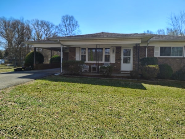 Charming 2-bedroom Country House With Ac, Wifi In Lenoir - Morganton, NC