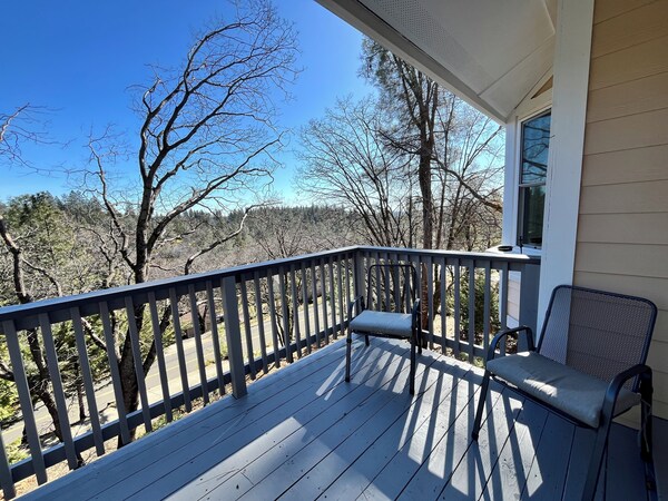 Treehouse Retreat - Cozy Escape In Grass Valley - Lake of the Pines, CA