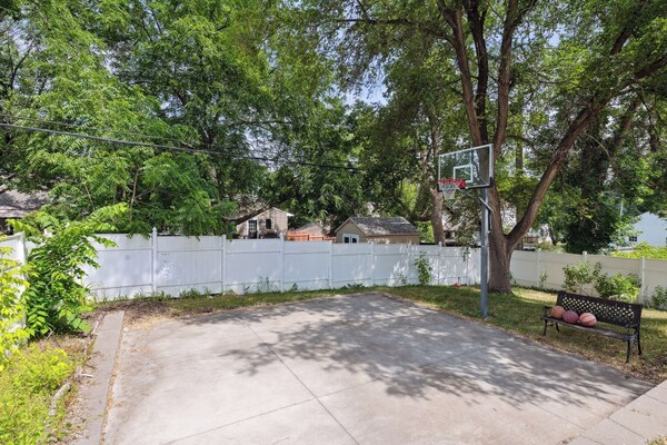 Basketball Court, Pickleball, Karaoke, 6 Beds - Minnetonka, MN