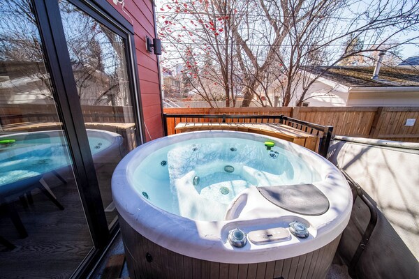 5br-luxury Retreat-hottub-king Bed-rogers Place/dt - Edmonton