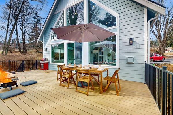 Serene Lummi Island Retreat With Hot Tub, Stunning Water & Mt. Baker Views - San Juan Islands, WA