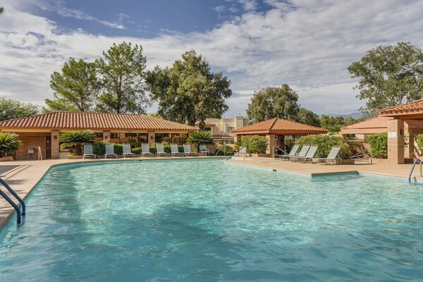 Charming Dog Friendly Townhome With Stunning Views, Shared Pool & Hot Tub - Tucson, AZ