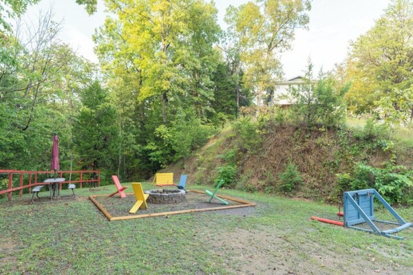 *Cozy 2bd Cabin Near Lake! Hot Tub + Firepit!* - Dandridge, TN