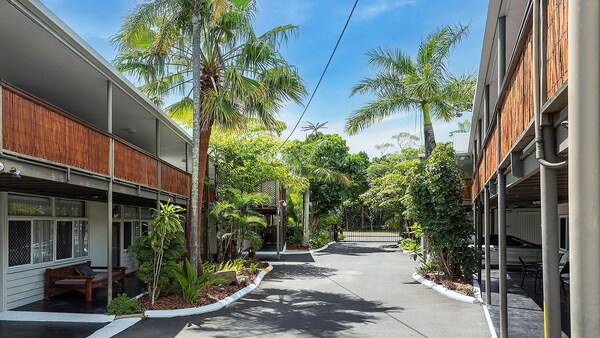 Coconut Palms Deluxe Ground Floor Apartment - Coasthm - Hervey Bay