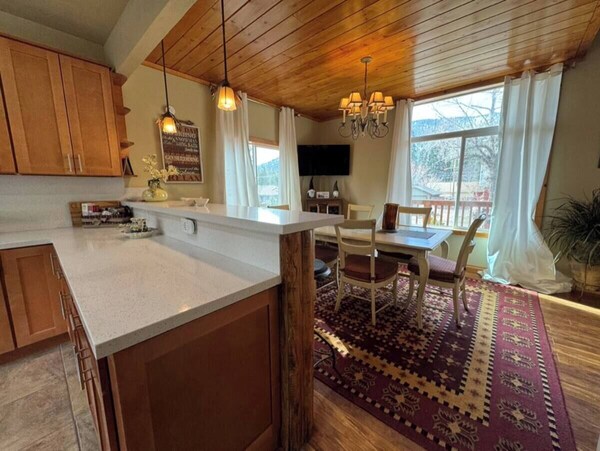 Cozy Luxe Mountain Cabin Getaway - Mountain High Resort, CA