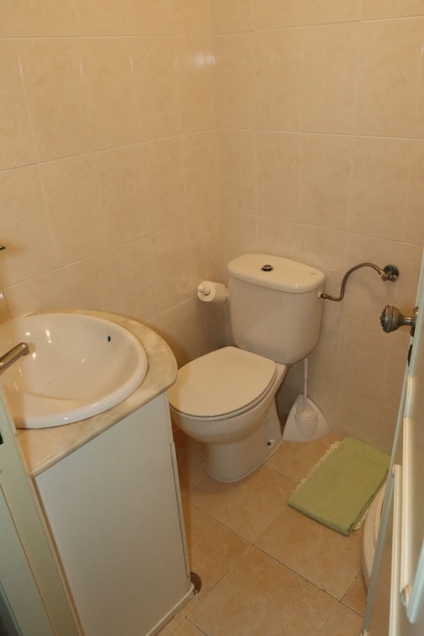 Blue Room Near Lisbon Airport And Oriente Train Station. - Portela