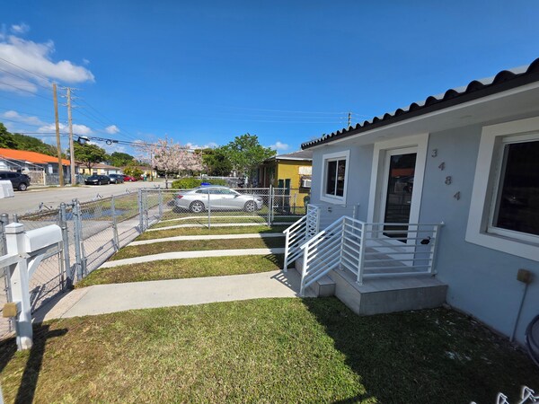 3-bedroom 2 Bathroom House In Phenomenal Miami, Spectacular Location! - Coral Gables, FL