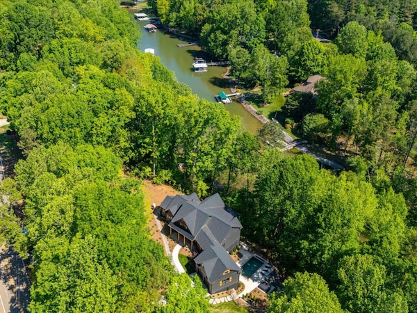 Lux Lakefront Escape-poker-pool-hot Tub-fire Pit! - Mooresville, NC