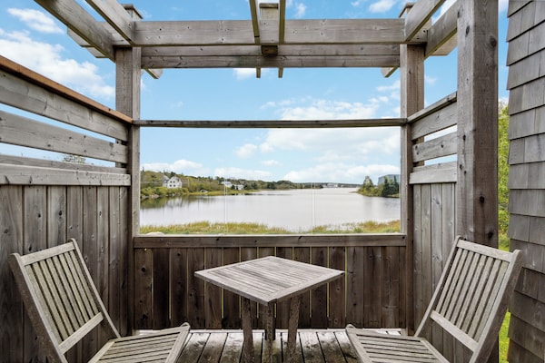 Cozy Bells Cove Retreat  Stylish Loft With Harbour Views & Walkability - Nova Scotia